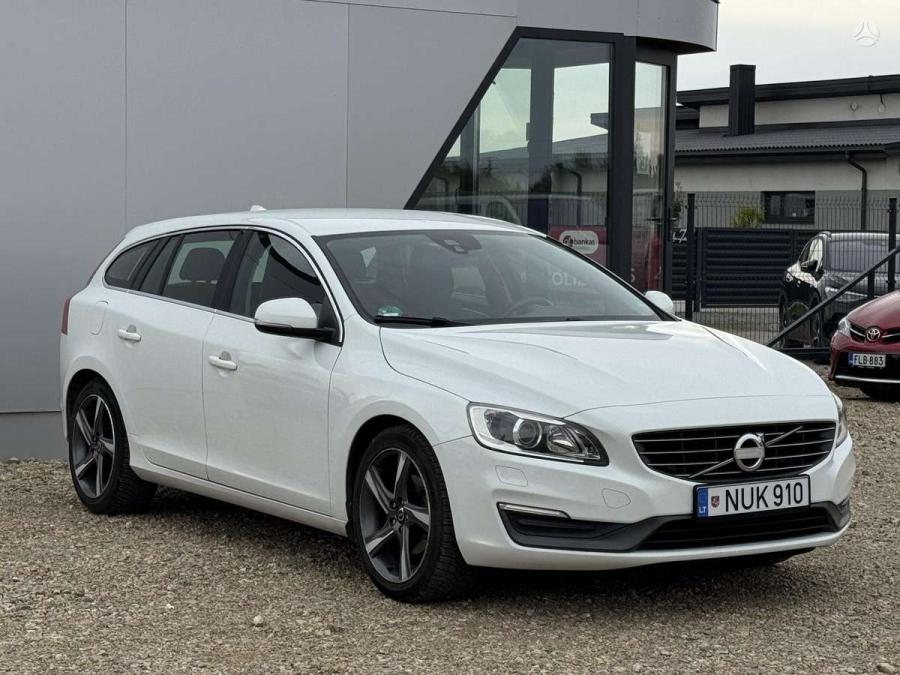 White Volvo V60 2014 in Siauliai, with an engine capacity of 1.97 L and mileage of 388 thousand km for 6100 €, photo 4 on AUTOMOTO.COM.LV