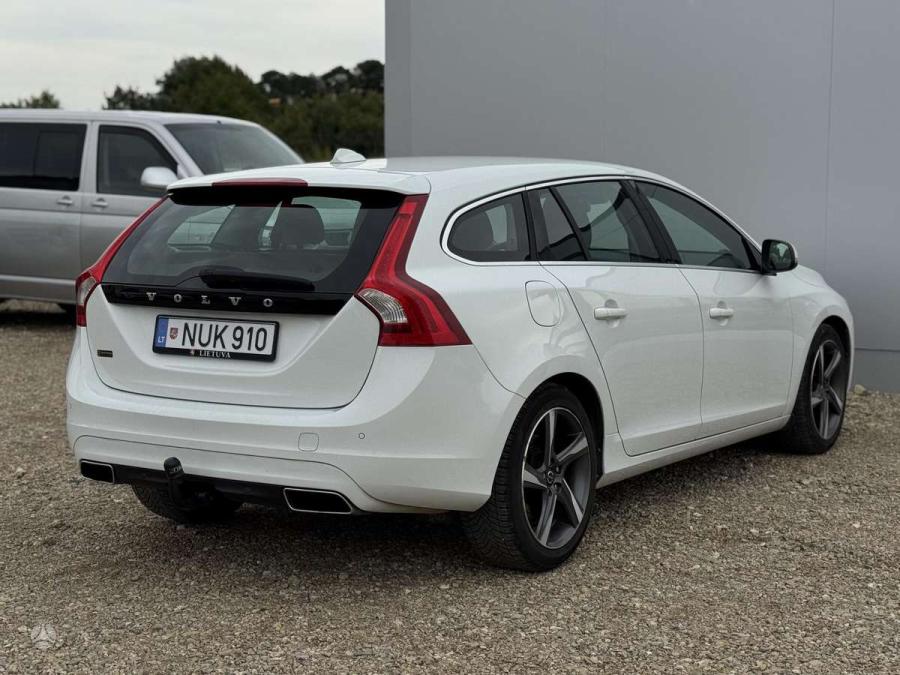 White Volvo V60 2014 in Siauliai, with an engine capacity of 1.97 L and mileage of 388 thousand km for 6100 €, photo 7 on AUTOMOTO.COM.LV
