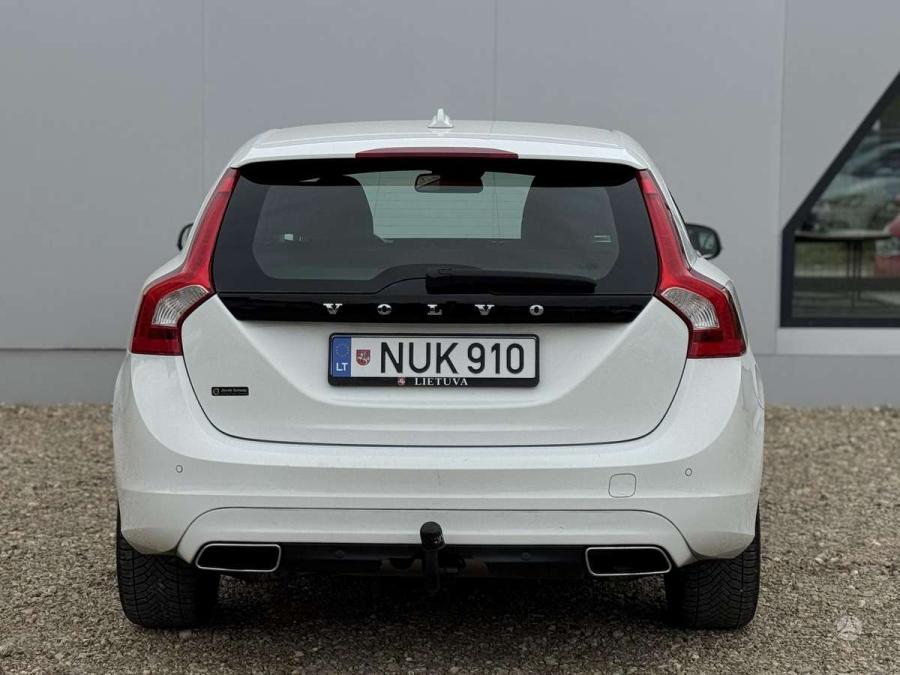 White Volvo V60 2014 in Siauliai, with an engine capacity of 1.97 L and mileage of 388 thousand km for 6100 €, photo 8 on AUTOMOTO.COM.LV
