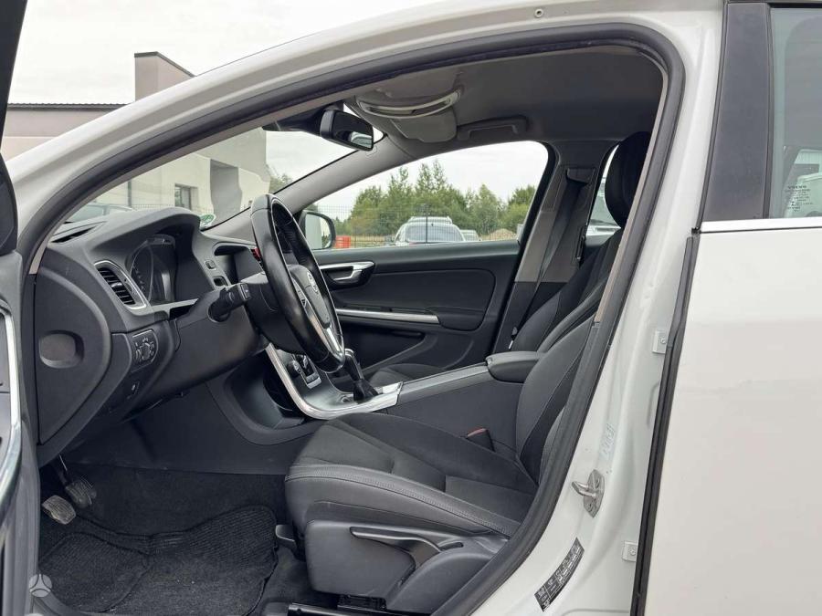 White Volvo V60 2014 in Siauliai, with an engine capacity of 1.97 L and mileage of 388 thousand km for 6100 €, photo 10 on AUTOMOTO.COM.LV