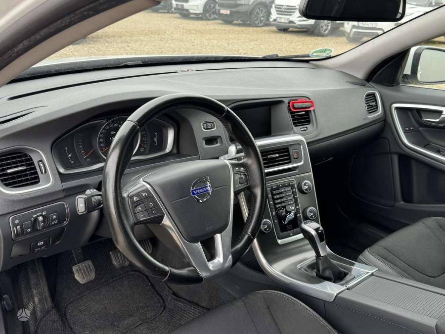 White Volvo V60 2014 in Siauliai, with an engine capacity of 1.97 L and mileage of 388 thousand km for 6100 €, photo 11 on AUTOMOTO.COM.LV