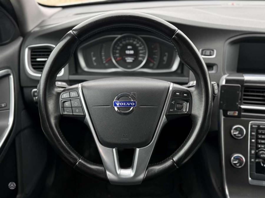White Volvo V60 2014 in Siauliai, with an engine capacity of 1.97 L and mileage of 388 thousand km for 6100 €, photo 17 on AUTOMOTO.COM.LV