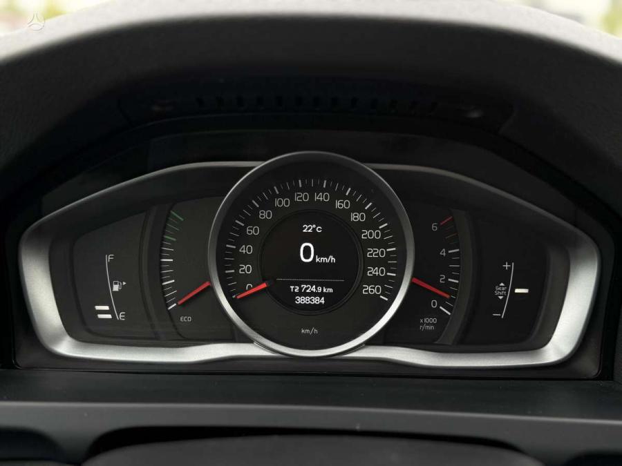 White Volvo V60 2014 in Siauliai, with an engine capacity of 1.97 L and mileage of 388 thousand km for 6100 €, photo 18 on AUTOMOTO.COM.LV