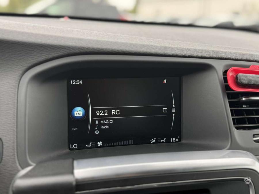 White Volvo V60 2014 in Siauliai, with an engine capacity of 1.97 L and mileage of 388 thousand km for 6100 €, photo 21 on AUTOMOTO.COM.LV