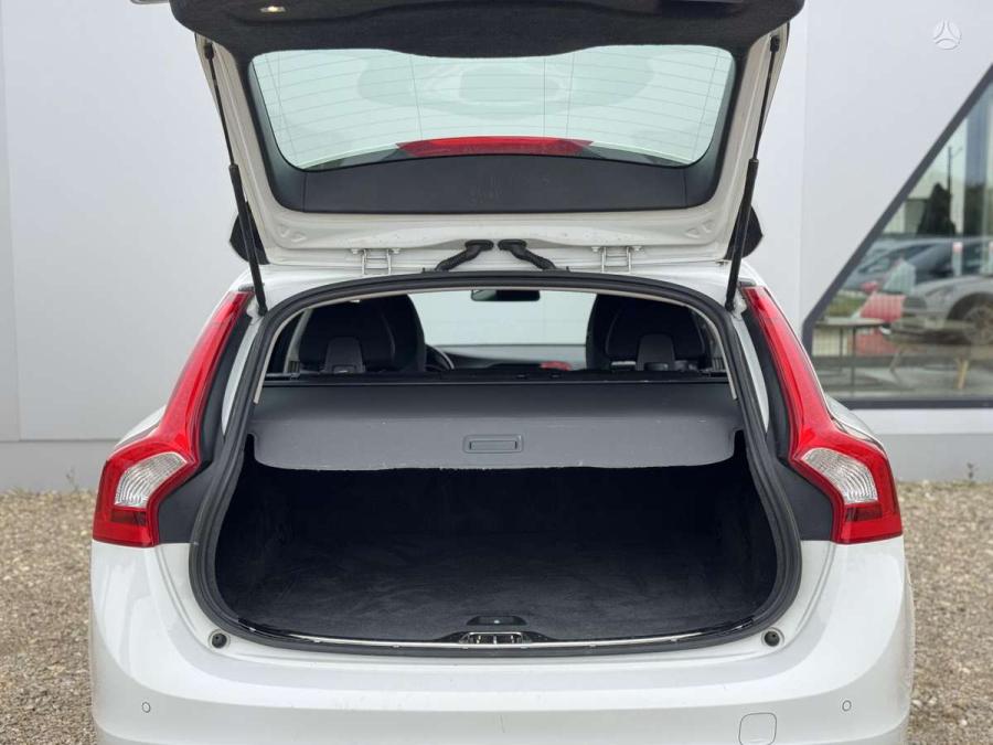 White Volvo V60 2014 in Siauliai, with an engine capacity of 1.97 L and mileage of 388 thousand km for 6100 €, photo 23 on AUTOMOTO.COM.LV