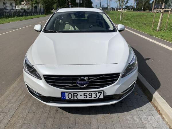 White Volvo V60 2014 in Riga, with an engine capacity of 2.40 L and mileage of 279 thousand km for 5950 €, photo 3 on AUTOMOTO.COM.LV
