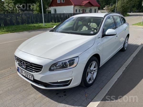 White Volvo V60 2014 in Riga, with an engine capacity of 2.40 L and mileage of 279 thousand km for 5950 €, photo 4 on AUTOMOTO.COM.LV