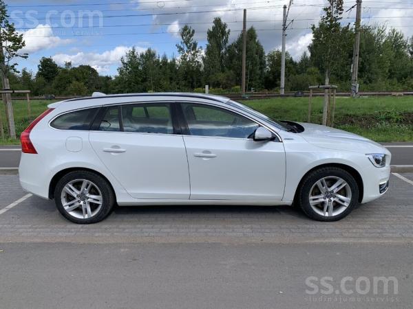 White Volvo V60 2014 in Riga, with an engine capacity of 2.40 L and mileage of 279 thousand km for 5950 €, photo 5 on AUTOMOTO.COM.LV