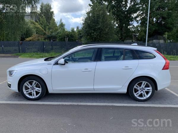 White Volvo V60 2014 in Riga, with an engine capacity of 2.40 L and mileage of 279 thousand km for 5950 €, photo 6 on AUTOMOTO.COM.LV