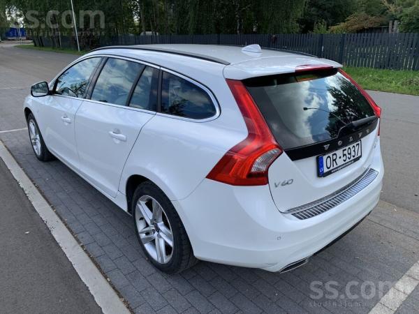 White Volvo V60 2014 in Riga, with an engine capacity of 2.40 L and mileage of 279 thousand km for 5950 €, photo 7 on AUTOMOTO.COM.LV