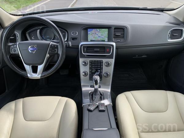 White Volvo V60 2014 in Riga, with an engine capacity of 2.40 L and mileage of 279 thousand km for 5950 €, photo 10 on AUTOMOTO.COM.LV
