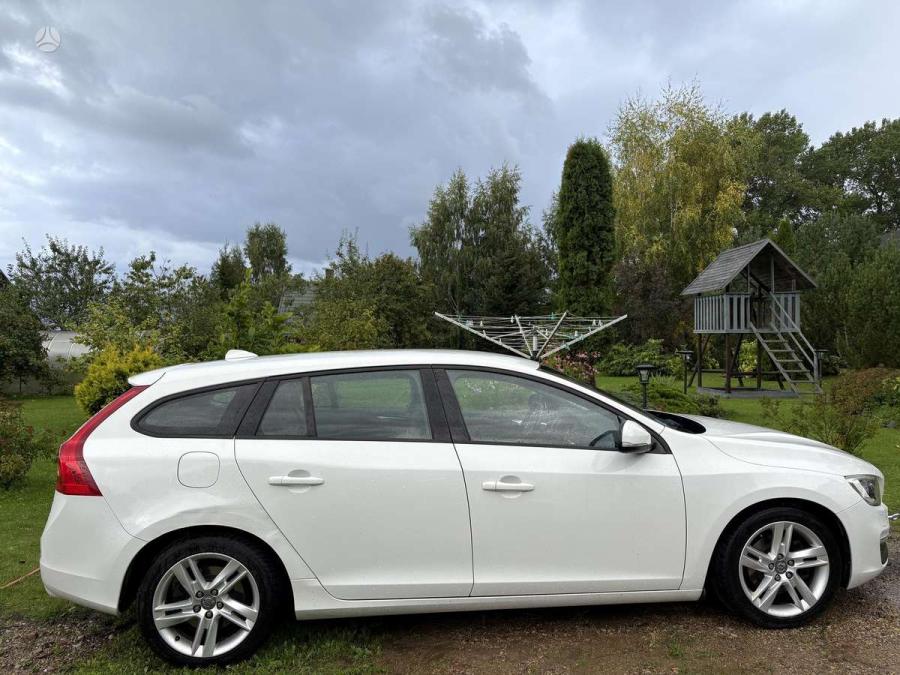 Balts Volvo V60 2014 Ignalina, ar dzinēja tilpumu 1.98 L un nobraukumu 196 tūkst. km par 4750 €, foto 4 vietnē AUTOMOTO.COM.LV