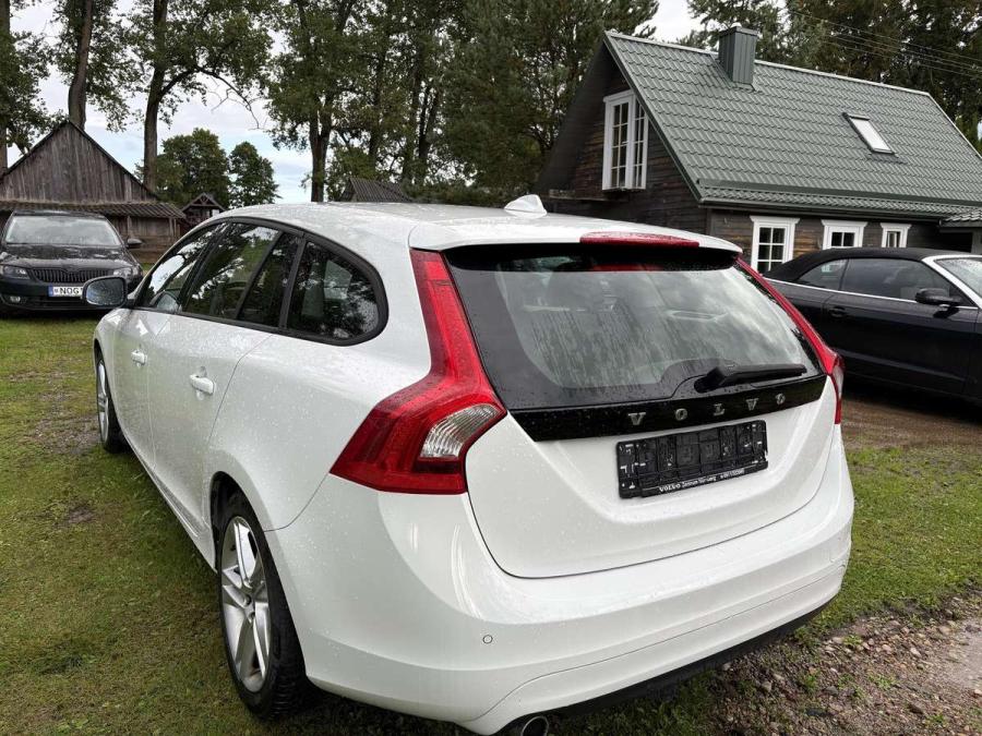 Balts Volvo V60 2014 Ignalina, ar dzinēja tilpumu 1.98 L un nobraukumu 196 tūkst. km par 4750 €, foto 6 vietnē AUTOMOTO.COM.LV