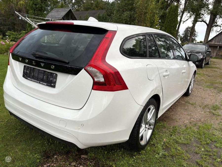 Balts Volvo V60 2014 Ignalina, ar dzinēja tilpumu 1.98 L un nobraukumu 196 tūkst. km par 4750 €, foto 7 vietnē AUTOMOTO.COM.LV