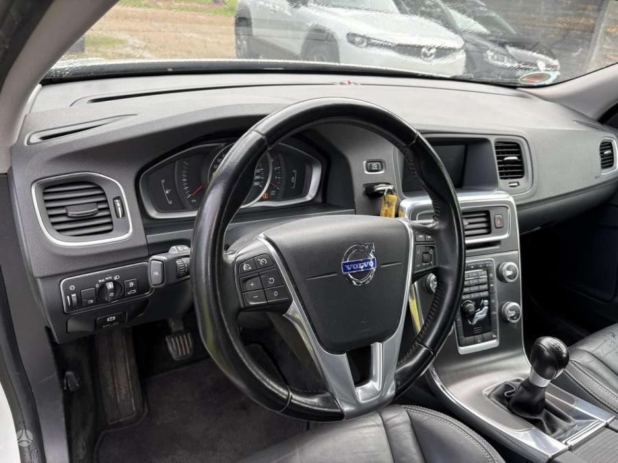 Balts Volvo V60 2014 Ignalina, ar dzinēja tilpumu 1.98 L un nobraukumu 196 tūkst. km par 4750 €, foto 10 vietnē AUTOMOTO.COM.LV