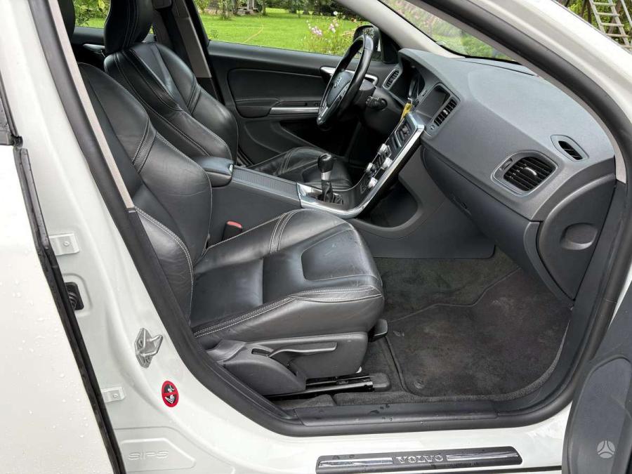 Balts Volvo V60 2014 Ignalina, ar dzinēja tilpumu 1.98 L un nobraukumu 196 tūkst. km par 4750 €, foto 13 vietnē AUTOMOTO.COM.LV