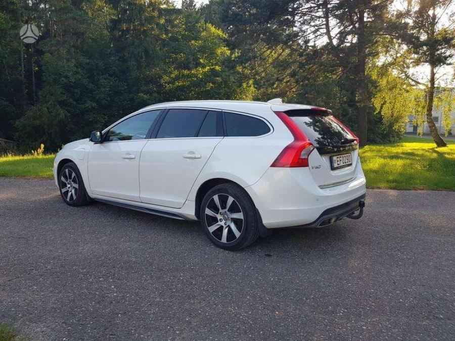 White Volvo V60 2014 in Vilnius, with an engine capacity of 2.40 L and mileage of 260 thousand km for 7600 €, photo 4 on AUTOMOTO.COM.LV