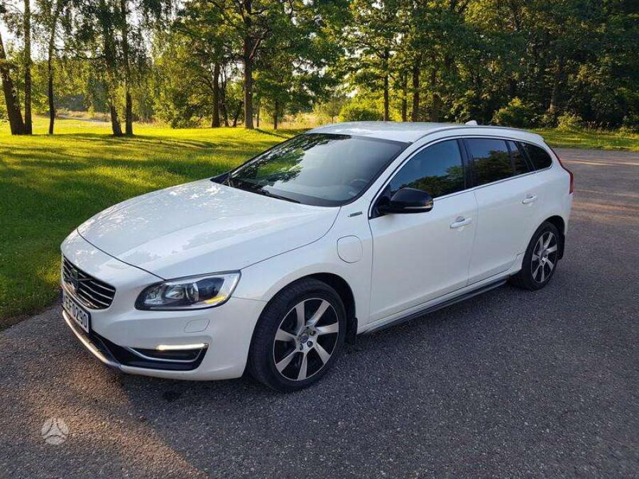 White Volvo V60 2014 in Vilnius, with an engine capacity of 2.40 L and mileage of 260 thousand km for 7600 €, photo 5 on AUTOMOTO.COM.LV