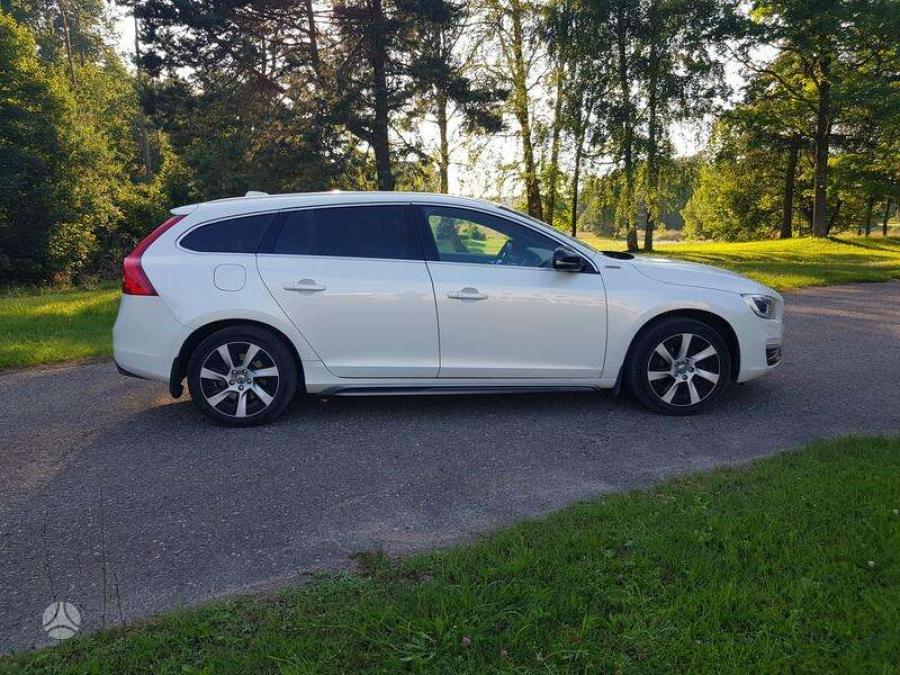 White Volvo V60 2014 in Vilnius, with an engine capacity of 2.40 L and mileage of 260 thousand km for 7600 €, photo 8 on AUTOMOTO.COM.LV