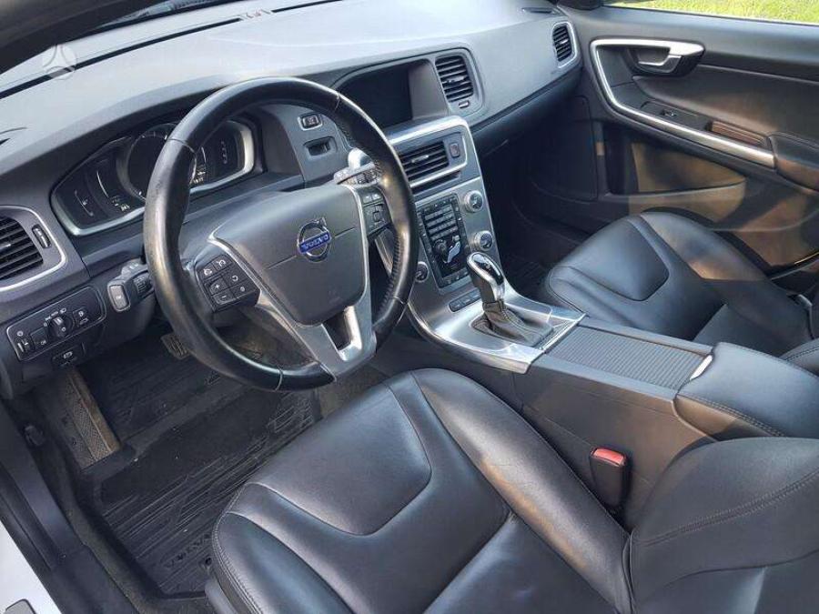 White Volvo V60 2014 in Vilnius, with an engine capacity of 2.40 L and mileage of 260 thousand km for 7600 €, photo 11 on AUTOMOTO.COM.LV
