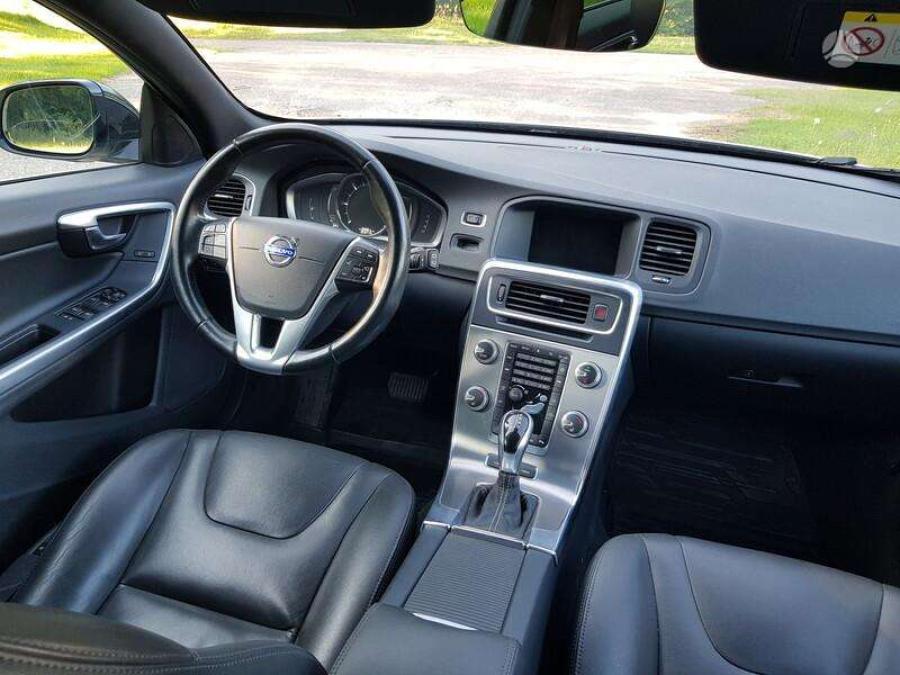 White Volvo V60 2014 in Vilnius, with an engine capacity of 2.40 L and mileage of 260 thousand km for 7600 €, photo 12 on AUTOMOTO.COM.LV