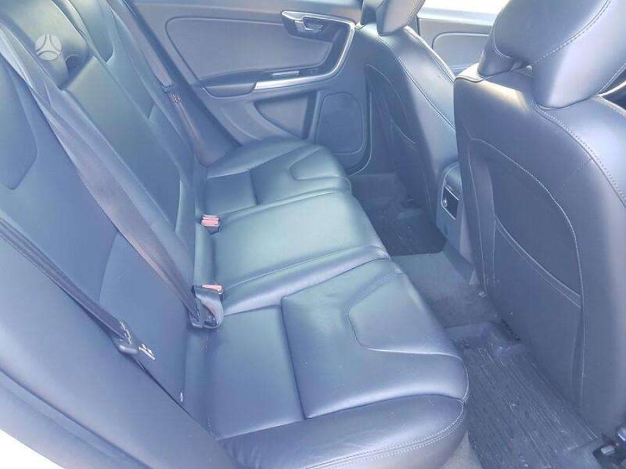 White Volvo V60 2014 in Vilnius, with an engine capacity of 2.40 L and mileage of 260 thousand km for 7600 €, photo 14 on AUTOMOTO.COM.LV