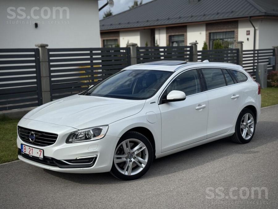 Balts Volvo V60 2014 Jelgava, ar dzinēja tilpumu 2.40 L un nobraukumu 223 tūkst. km par 9300 €, foto 1 vietnē AUTOMOTO.COM.LV