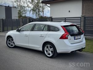 Balts Volvo V60 2014 Jelgava, ar dzinēja tilpumu 2.40 L un nobraukumu 223 tūkst. km par 9300 €, foto 3 vietnē AUTOMOTO.COM.LV