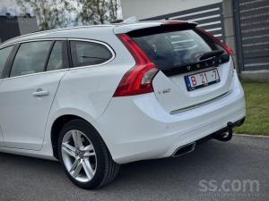 Balts Volvo V60 2014 Jelgava, ar dzinēja tilpumu 2.40 L un nobraukumu 223 tūkst. km par 9300 €, foto 4 vietnē AUTOMOTO.COM.LV