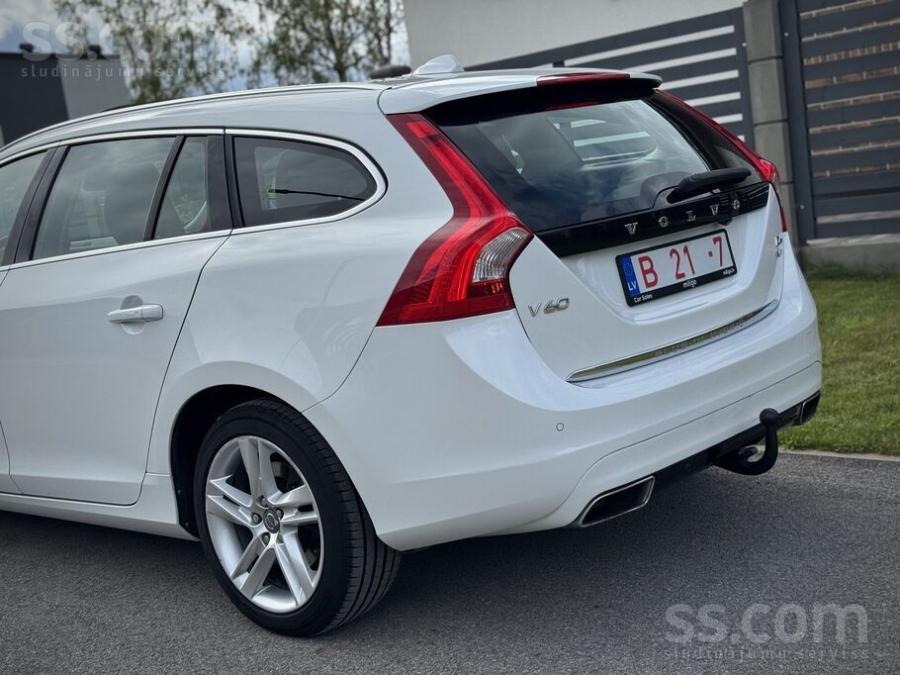 Balts Volvo V60 2014 Jelgava, ar dzinēja tilpumu 2.40 L un nobraukumu 223 tūkst. km par 9300 €, foto 4 vietnē AUTOMOTO.COM.LV
