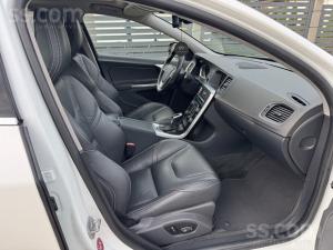 Balts Volvo V60 2014 Jelgava, ar dzinēja tilpumu 2.40 L un nobraukumu 223 tūkst. km par 9300 €, foto 13 vietnē AUTOMOTO.COM.LV