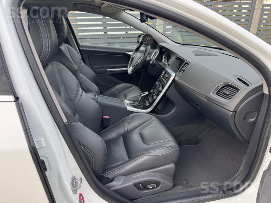 Balts Volvo V60 2014 Jelgava, ar dzinēja tilpumu 2.40 L un nobraukumu 223 tūkst. km par 9300 €, foto 13 vietnē AUTOMOTO.COM.LV