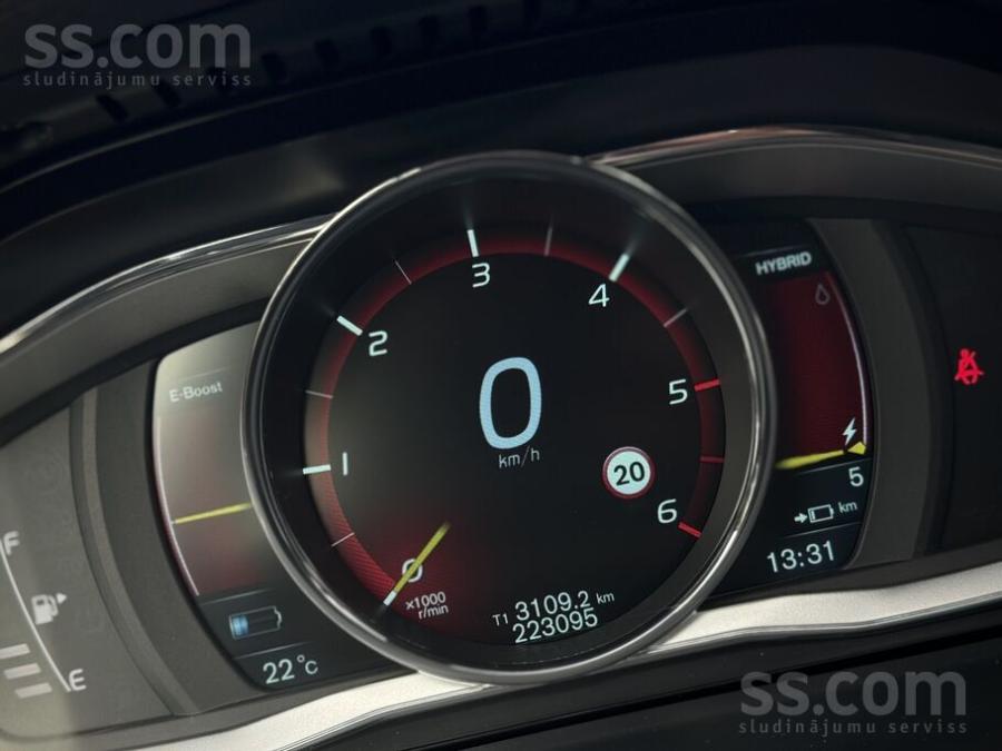 Balts Volvo V60 2014 Jelgava, ar dzinēja tilpumu 2.40 L un nobraukumu 223 tūkst. km par 9300 €, foto 25 vietnē AUTOMOTO.COM.LV