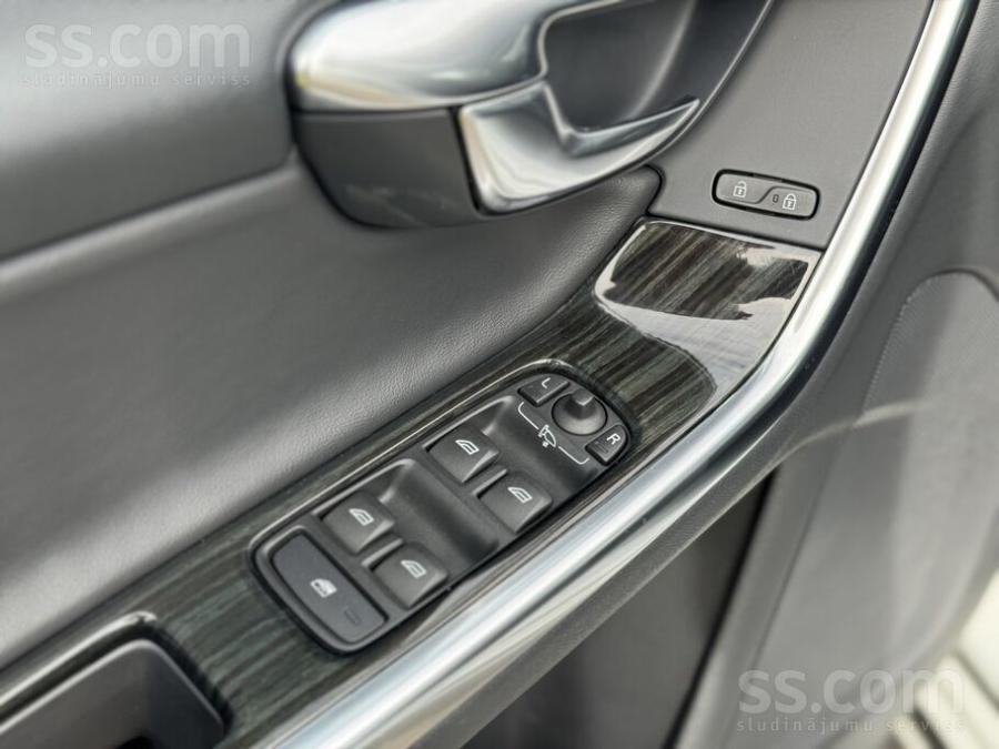 Balts Volvo V60 2014 Jelgava, ar dzinēja tilpumu 2.40 L un nobraukumu 223 tūkst. km par 9300 €, foto 28 vietnē AUTOMOTO.COM.LV
