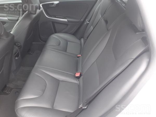 Volvo V60 2014 in Riga on AUTOMOTO.COM.LV White Volvo V60 2014 in Riga, with an engine capacity of 2.40 L and mileage of 185 thousand km for 10500 €, photo 6 on AUTOMOTO.COM.LV