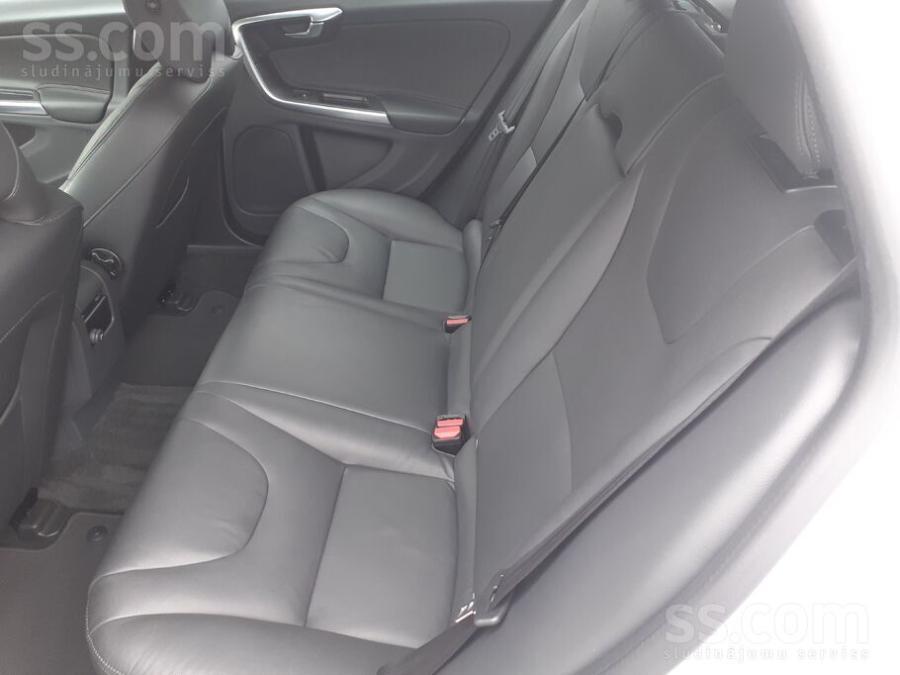 White Volvo V60 2014 in Riga, with an engine capacity of 2.40 L and mileage of 185 thousand km for 10500 €, photo 6 on AUTOMOTO.COM.LV