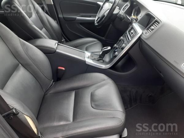 Volvo V60 2014 in Riga on AUTOMOTO.COM.LV White Volvo V60 2014 in Riga, with an engine capacity of 2.40 L and mileage of 185 thousand km for 10500 €, photo 8 on AUTOMOTO.COM.LV