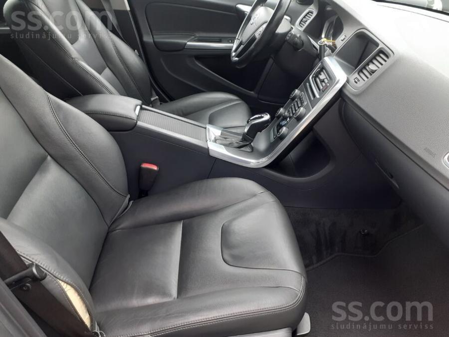 White Volvo V60 2014 in Riga, with an engine capacity of 2.40 L and mileage of 185 thousand km for 10500 €, photo 8 on AUTOMOTO.COM.LV