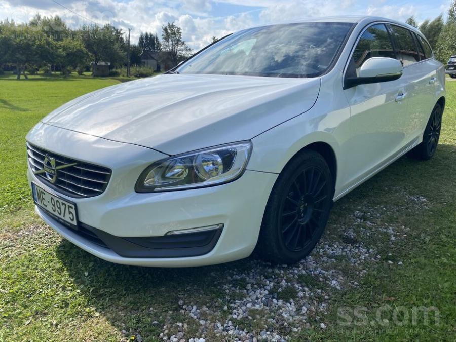 White Volvo V60 2014 in Riga, with an engine capacity of 2.00 L and mileage of 276 thousand km for 6300 €, photo 1 on AUTOMOTO.COM.LV
