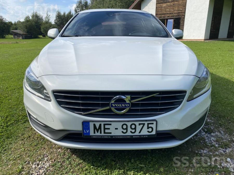 White Volvo V60 2014 in Riga, with an engine capacity of 2.00 L and mileage of 276 thousand km for 6300 €, photo 3 on AUTOMOTO.COM.LV