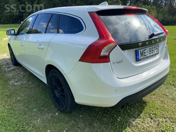 Volvo V60 2014 in Riga on AUTOMOTO.COM.LV White Volvo V60 2014 in Riga, with an engine capacity of 2.00 L and mileage of 276 thousand km for 6300 €, photo 7 on AUTOMOTO.COM.LV