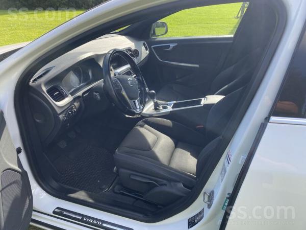 Volvo V60 2014 in Riga on AUTOMOTO.COM.LV White Volvo V60 2014 in Riga, with an engine capacity of 2.00 L and mileage of 276 thousand km for 6300 €, photo 8 on AUTOMOTO.COM.LV