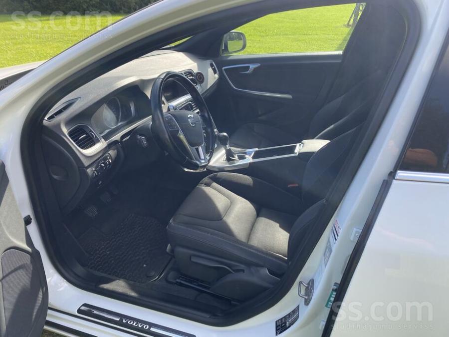 White Volvo V60 2014 in Riga, with an engine capacity of 2.00 L and mileage of 276 thousand km for 6300 €, photo 8 on AUTOMOTO.COM.LV