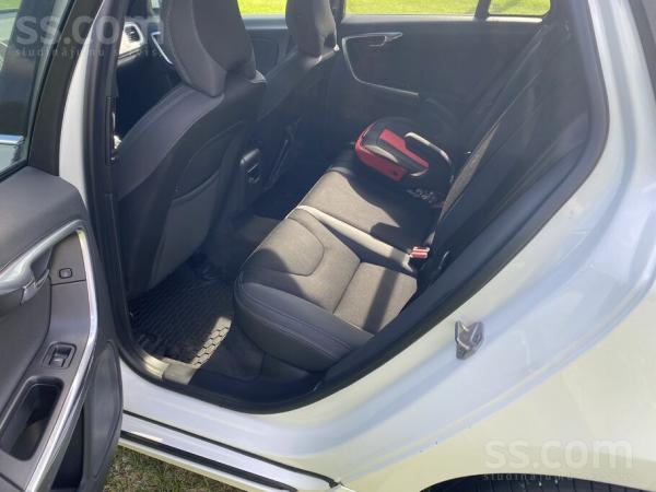 Volvo V60 2014 in Riga on AUTOMOTO.COM.LV White Volvo V60 2014 in Riga, with an engine capacity of 2.00 L and mileage of 276 thousand km for 6300 €, photo 9 on AUTOMOTO.COM.LV