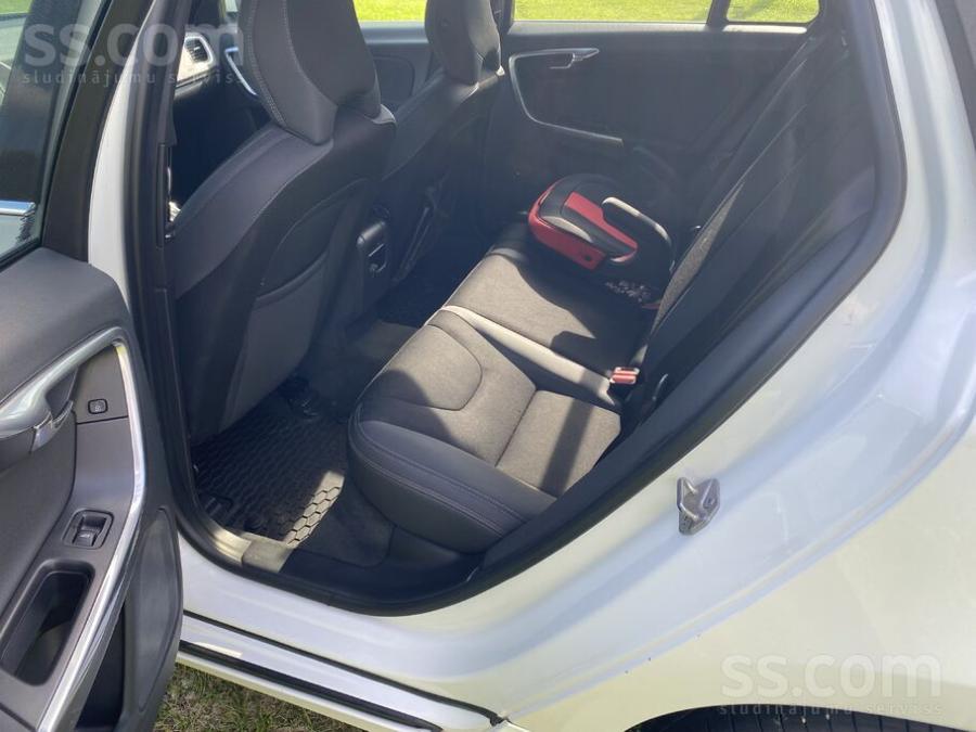 White Volvo V60 2014 in Riga, with an engine capacity of 2.00 L and mileage of 276 thousand km for 6300 €, photo 9 on AUTOMOTO.COM.LV