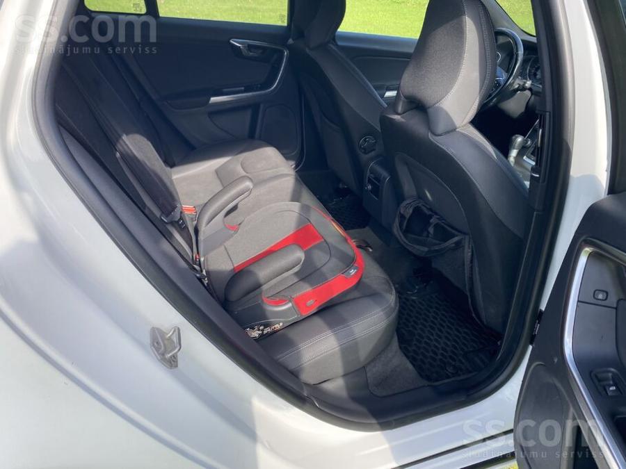 White Volvo V60 2014 in Riga, with an engine capacity of 2.00 L and mileage of 276 thousand km for 6300 €, photo 11 on AUTOMOTO.COM.LV