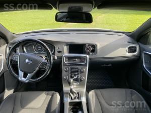 White Volvo V60 2014 in Riga, with an engine capacity of 2.00 L and mileage of 276 thousand km for 6300 €, photo 12 on AUTOMOTO.COM.LV