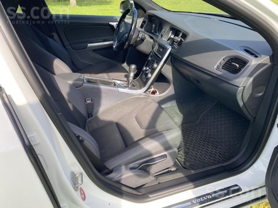 White Volvo V60 2014 in Riga, with an engine capacity of 2.00 L and mileage of 276 thousand km for 6300 €, photo 13 on AUTOMOTO.COM.LV