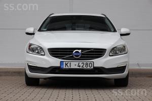 White Volvo V60 2015 in Riga, with an engine capacity of 2.00 L and mileage of 0 thousand km for 7495 €, photo 2 on AUTOMOTO.COM.LV