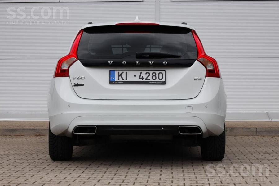 White Volvo V60 2015 in Riga, with an engine capacity of 2.00 L and mileage of 0 thousand km for 7495 €, photo 5 on AUTOMOTO.COM.LV
